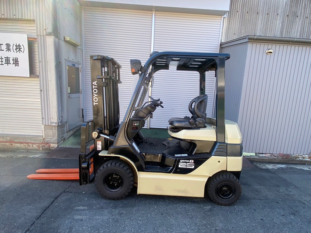 トヨタ中古フォークリフト【8FB25】[No.221]フォークシフター付き！ | 中古フォークリフト | フォークリフトの中古販売・買取・レンタル・メンテナンスならフジ自動車工業株式会社
