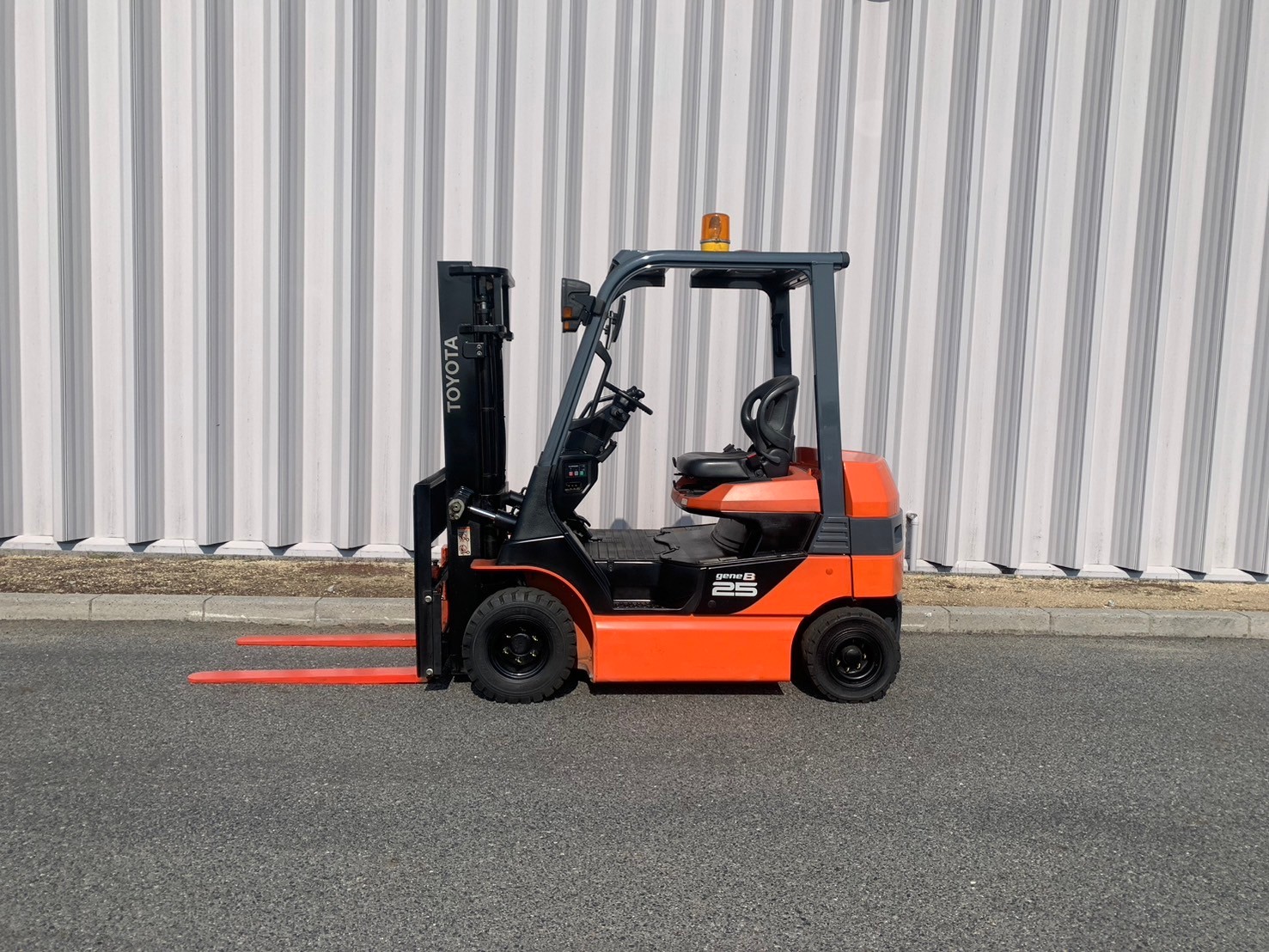 トヨタ中古フォークリフト【8FB25】[No.229]屋内の高所作業に最適な車両です！ | 中古フォークリフト | フォークリフトの中古販売・買取・レンタル・メンテナンスならフジ自動車工業株式会社