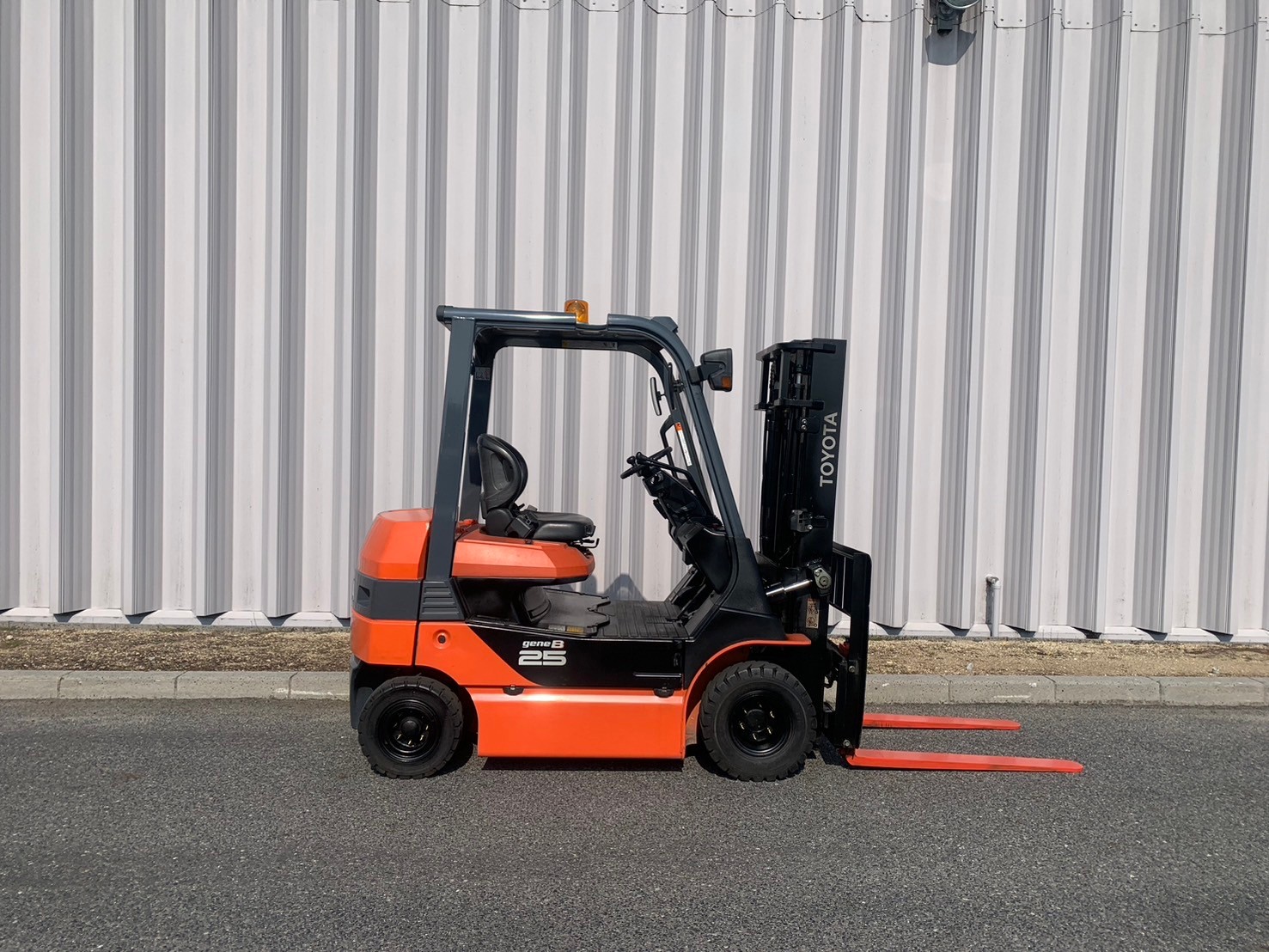 トヨタ中古フォークリフト【8FB25】[No.229]屋内の高所作業に最適な車両です！ | 中古フォークリフト | フォークリフトの中古販売 ...